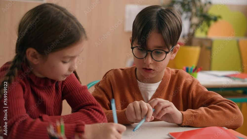 Vidéo Stock Two Caucasian pupils classmates in school lesson class ...