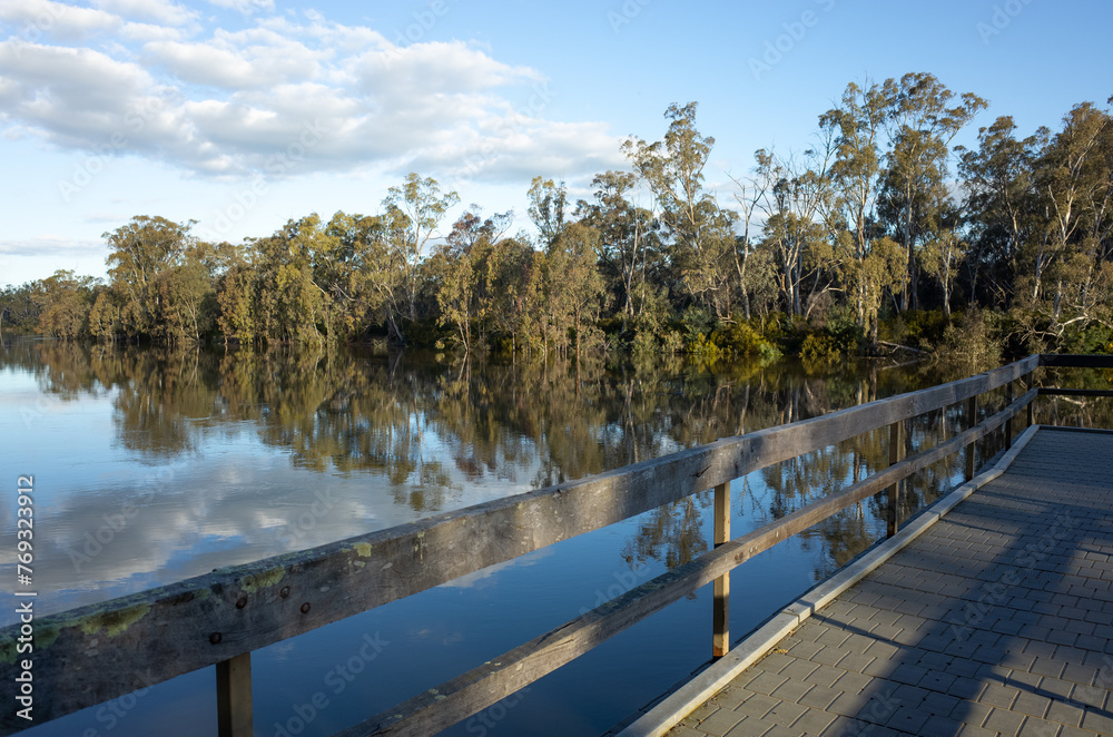 Beautiful scenery of Murray River at Moama Wharf. The twin towns of ...