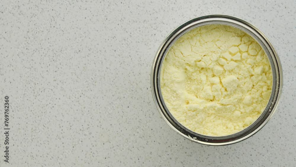 Vidéo Stock Powdered milk container with open lid, highlighting the ...