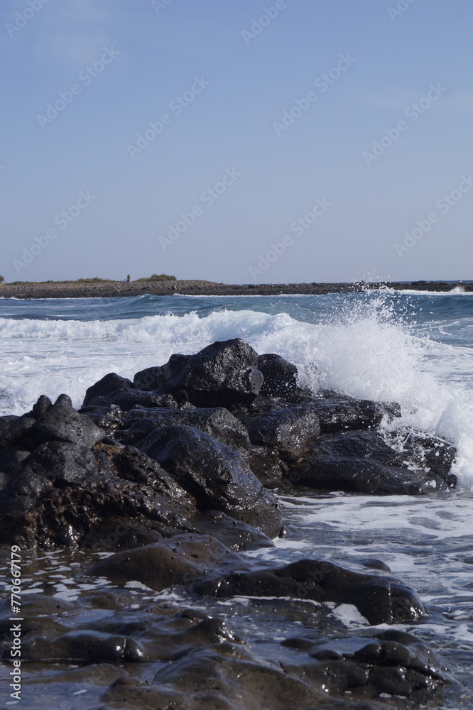 scogli vulcanici bagnati dalla marea dell'oceano, che crea un forte ...