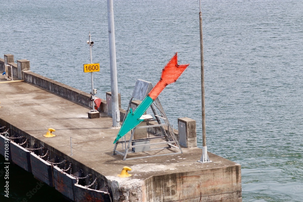 Directional arrow pointing the way for ships in the Panama Canal Stock ...