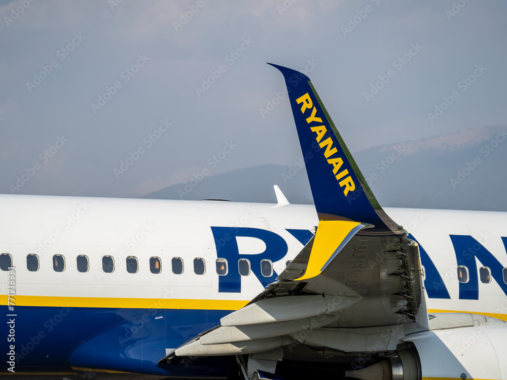 Ryanair Boeing 737 800 split-tip winglet also called split-scimitar ...