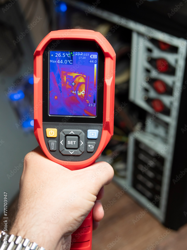 Checking the heating of computer components using a thermal imager. A ...