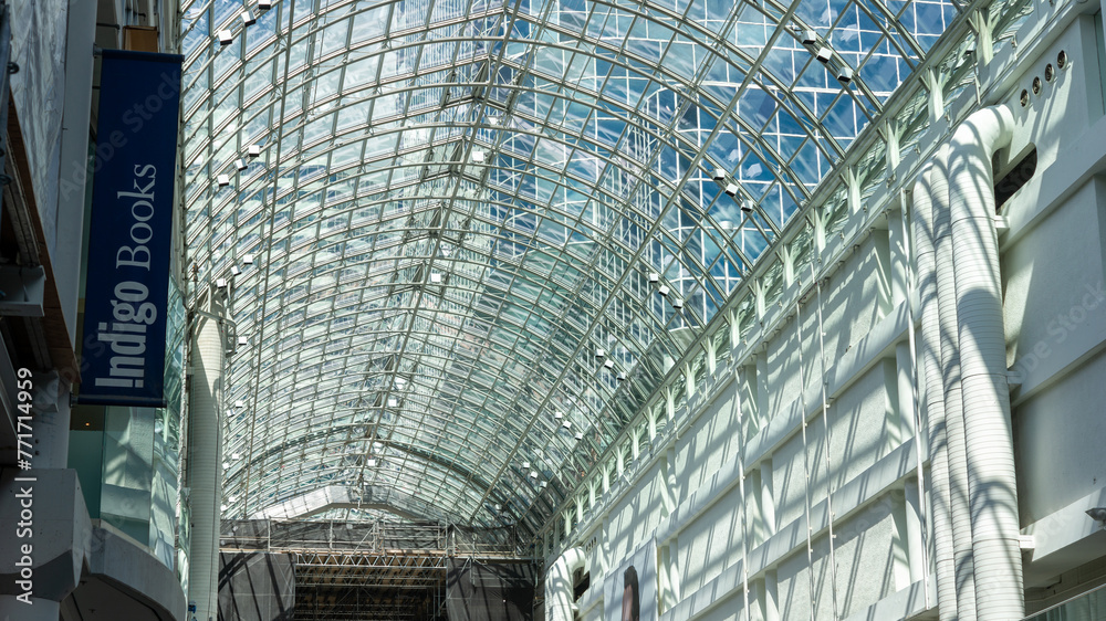 Foto de Cadillac Fairview Toronto Eaton Centre skylight ceiling a ...