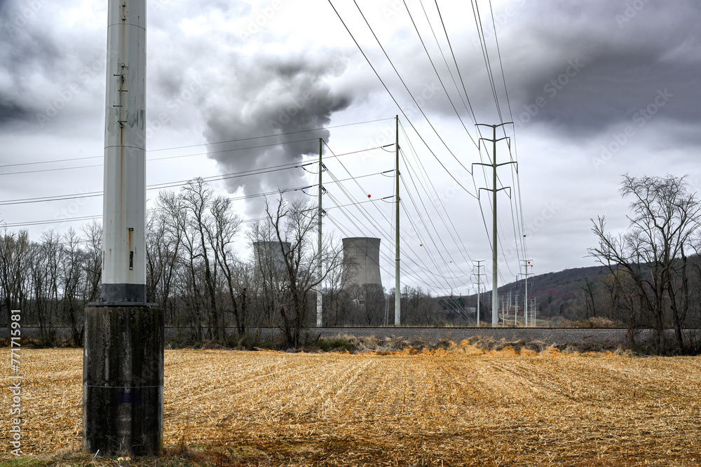Foto de Due to cold air the steam from this power plant stayed close to ...
