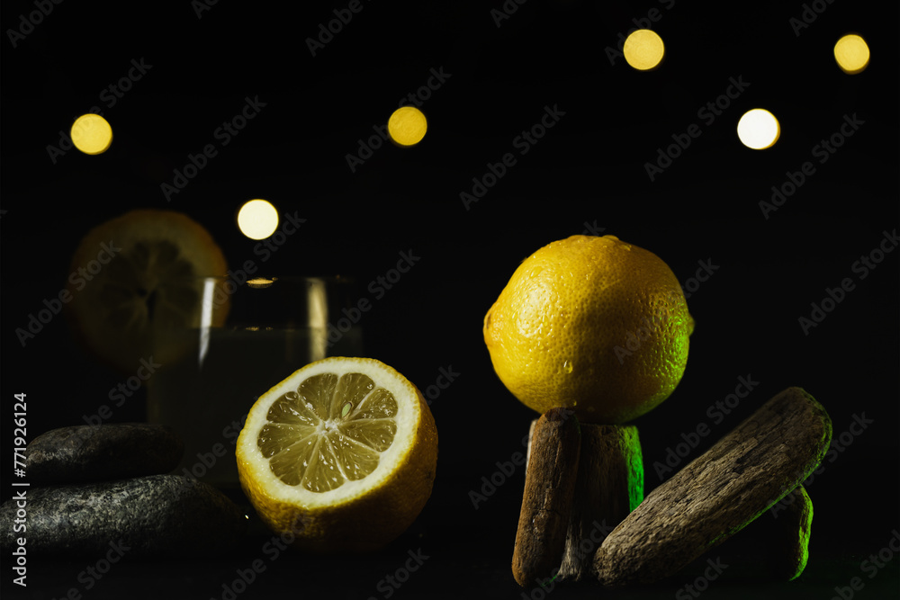 présentation de citron avec citronnade sur fond noir, lumière verte et ...