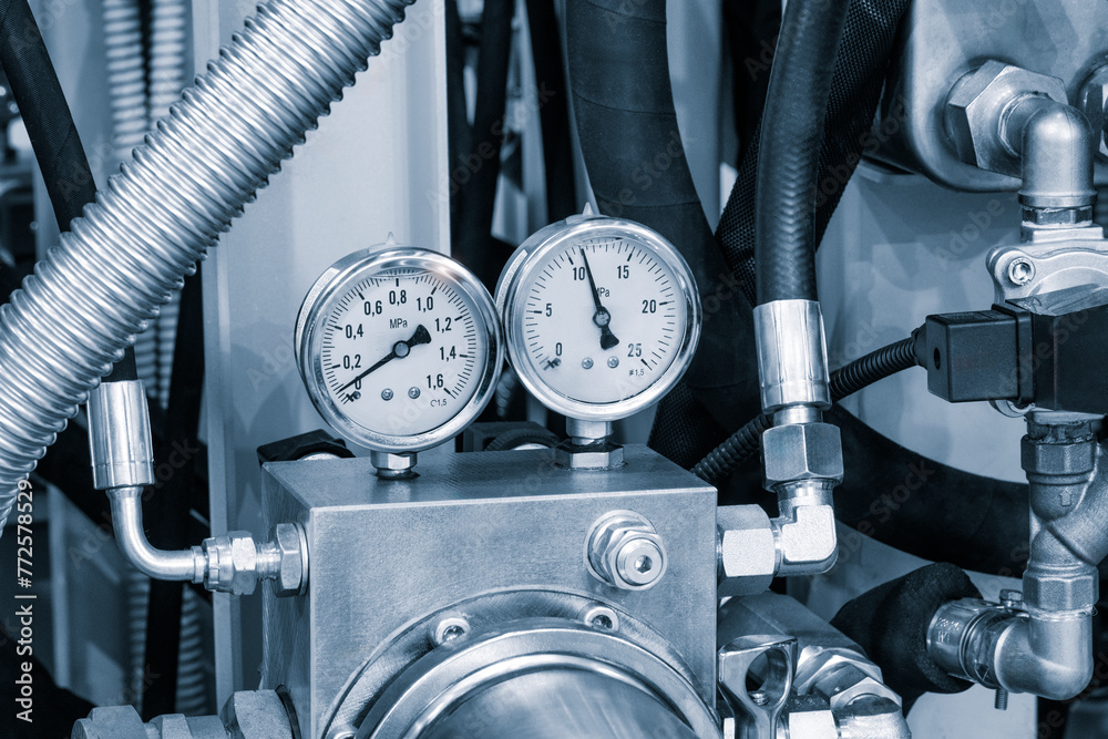 Pressure gauges for measuring pressure in a system with tubes ...
