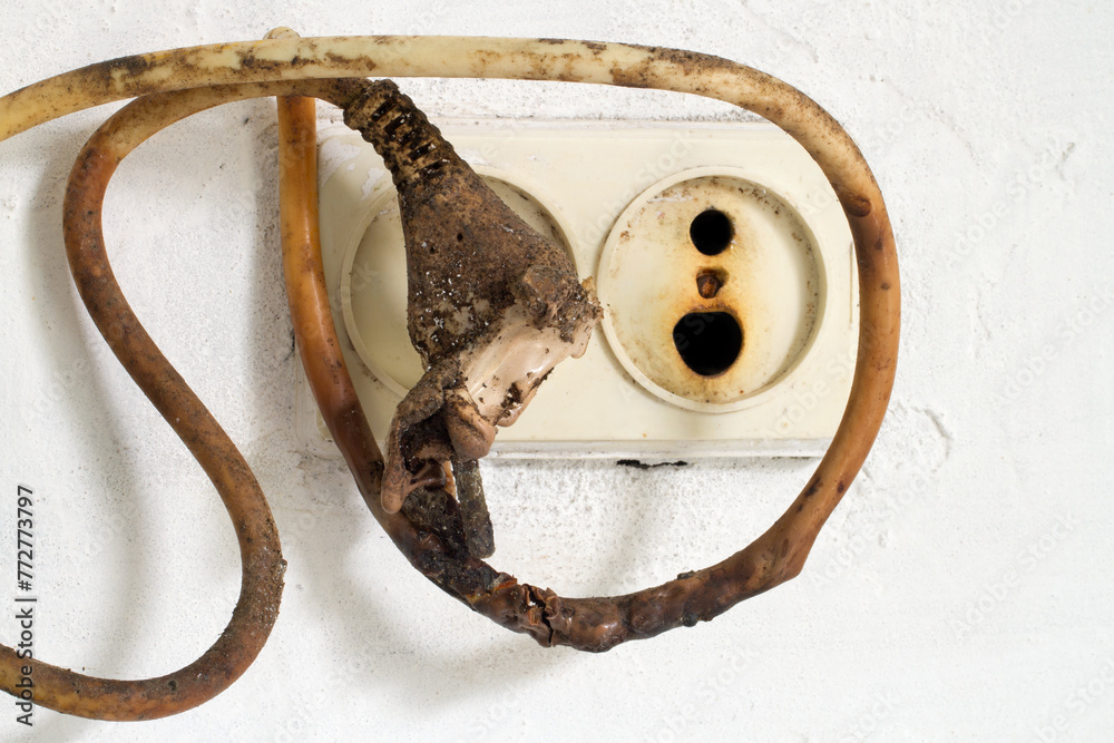 Foto de Burnt-out electrical plug and socket. Consequences of operating ...