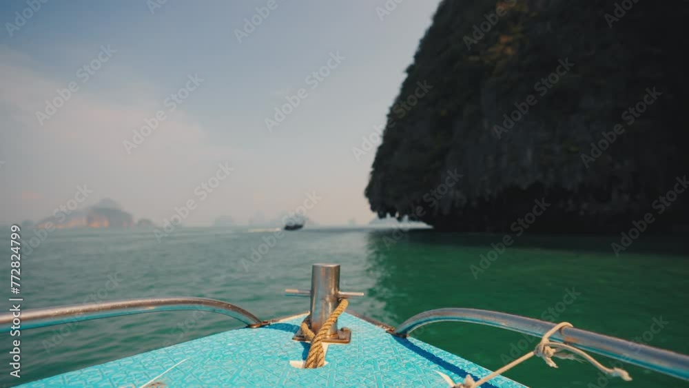 Vidéo Stock View of stern of boat floating in sea. Tourists sail on a ...