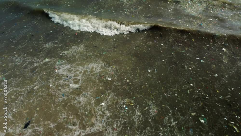Vidéo Stock Top down view of the water of the Indian Ocean in Bali with ...