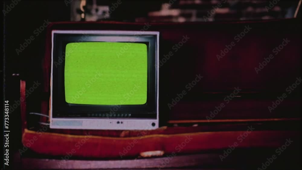 Retro TV Green Screen Old VHS Effect Vintage Television Zoom In. Old ...