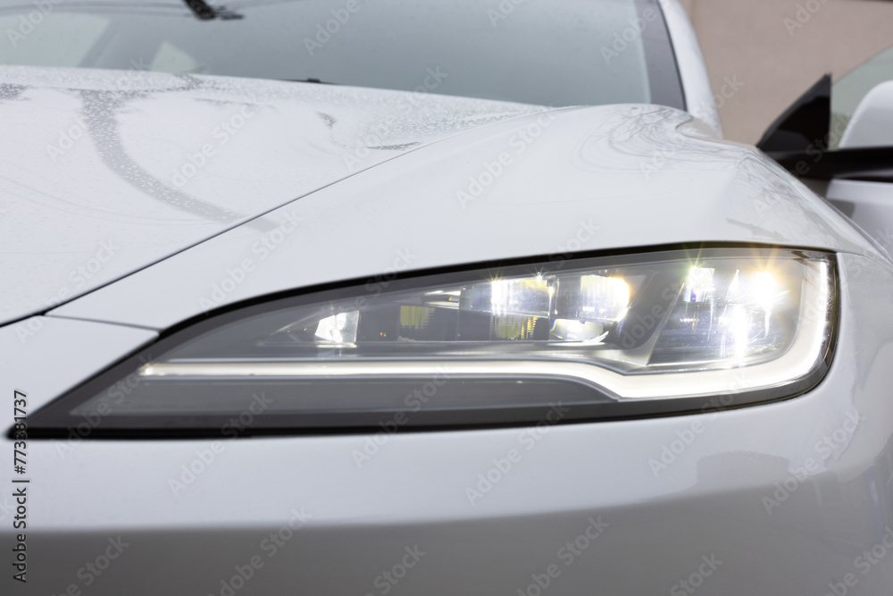 Foto de Modern car headlamp flashing light with blinking on ...