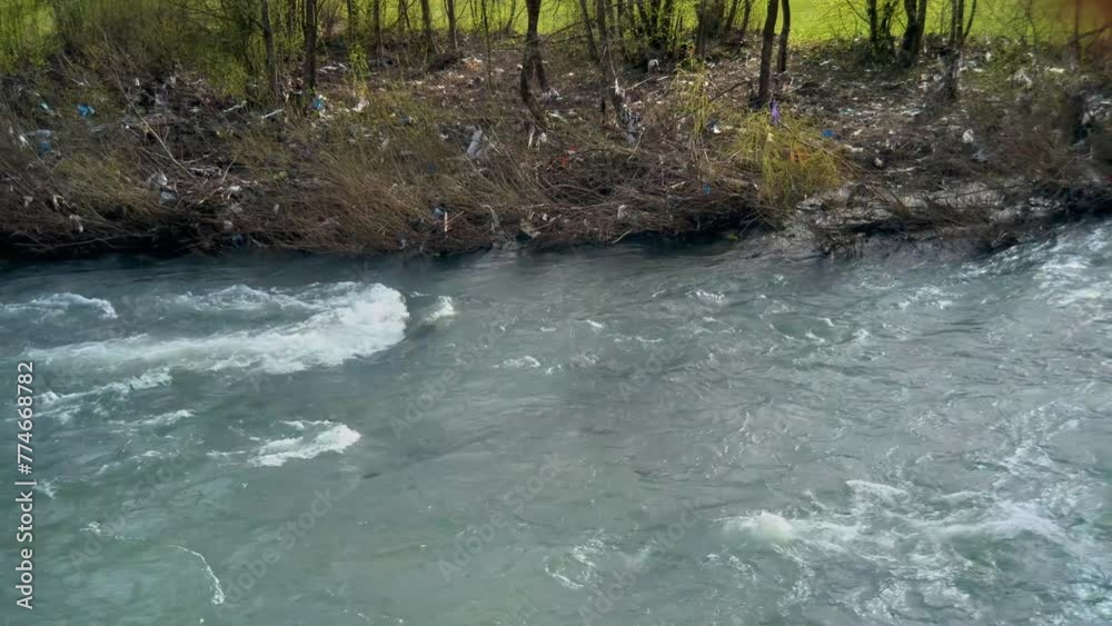 Vidéo Stock uncultured people throw garbage into the river, fast water ...