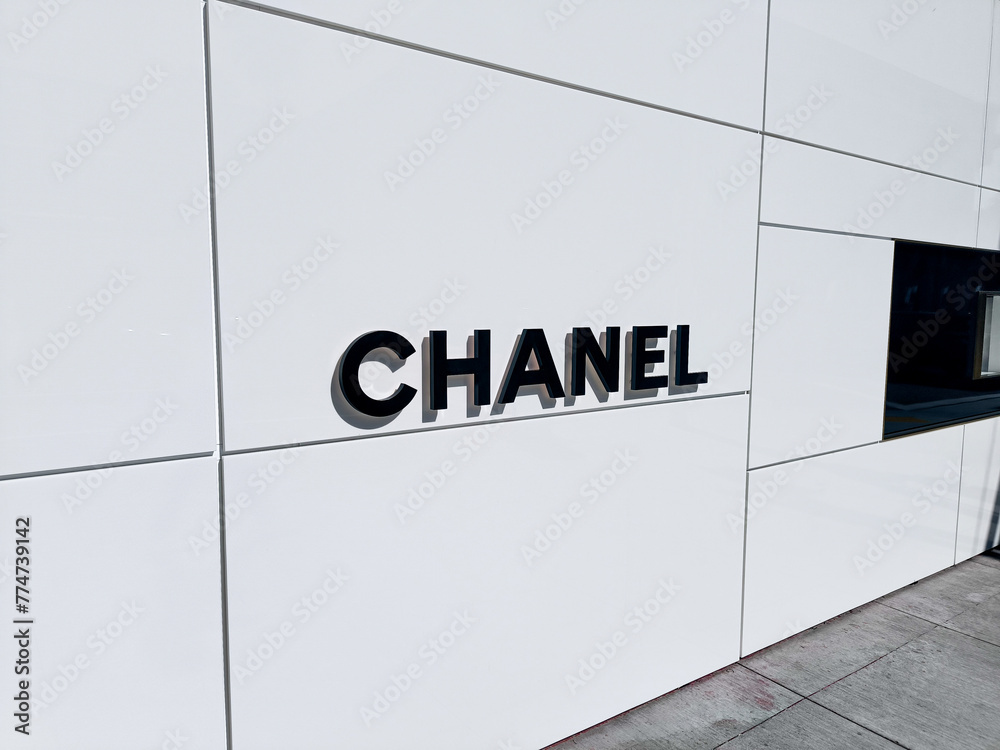 Chanel, nom de la célèbre marque, sur sa boutique de beverly hills ...