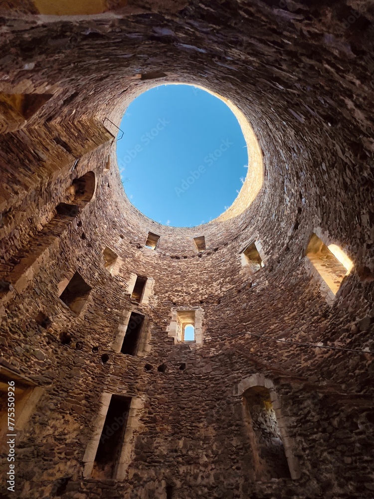 Torre antigua. Arquitectura circular. Espiral Fibonacci Stock Photo ...