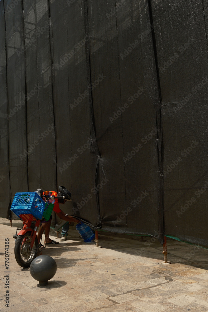 Delivery de Colmado Dominicano trabajando con botellón de agua en motor ...