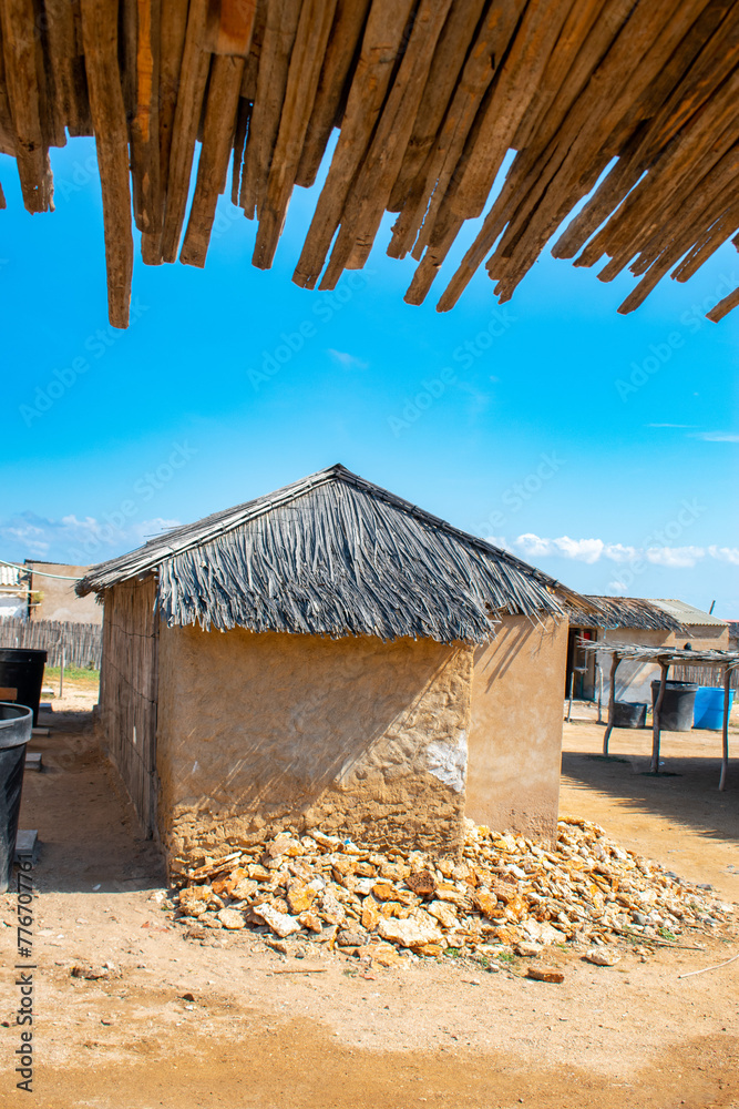 ranchos de barro y bahareque, habitados por indigenas de la etnia wayuu ...