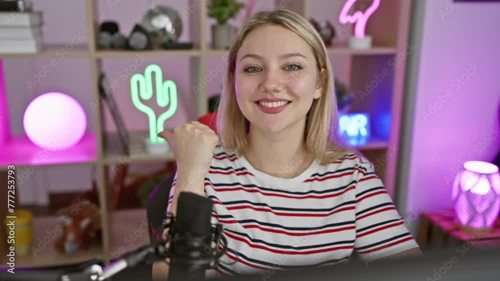 Vidéo Stock Blonde bombshell streamer owning the night, confident smile ...