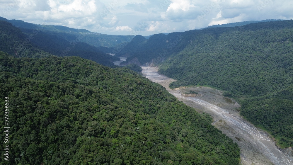Cascadas y ríos hermosos en la selva amazónica vistos desde lo alto ...