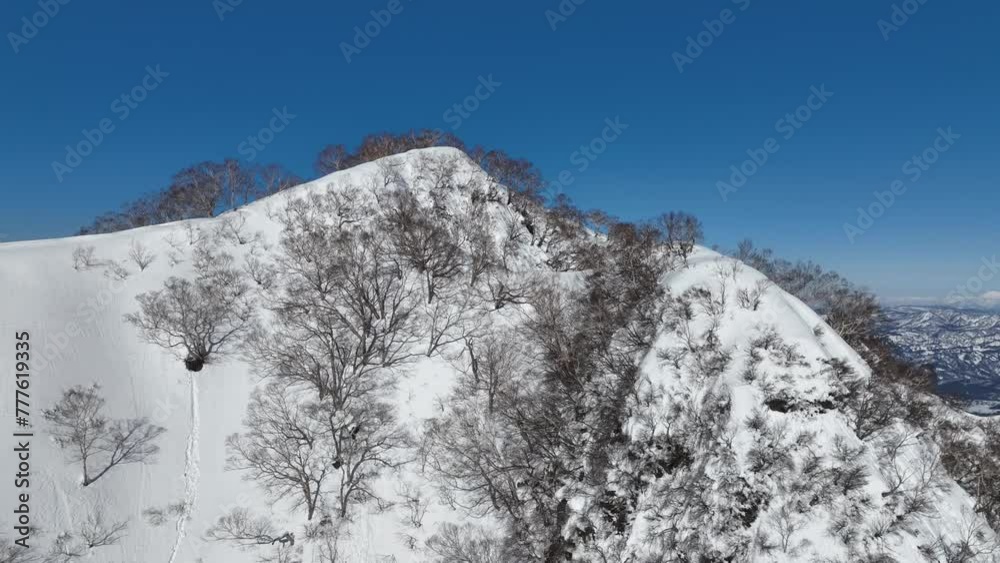 Vidéo Stock Aerial wide establishing orbiting ascending shot of Japan's ...
