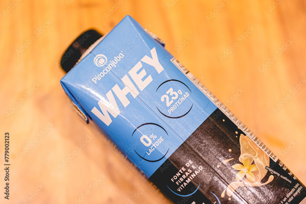 Whey Protein da marca Piracanjuba em uma embalagem pequena. Pronto para ...