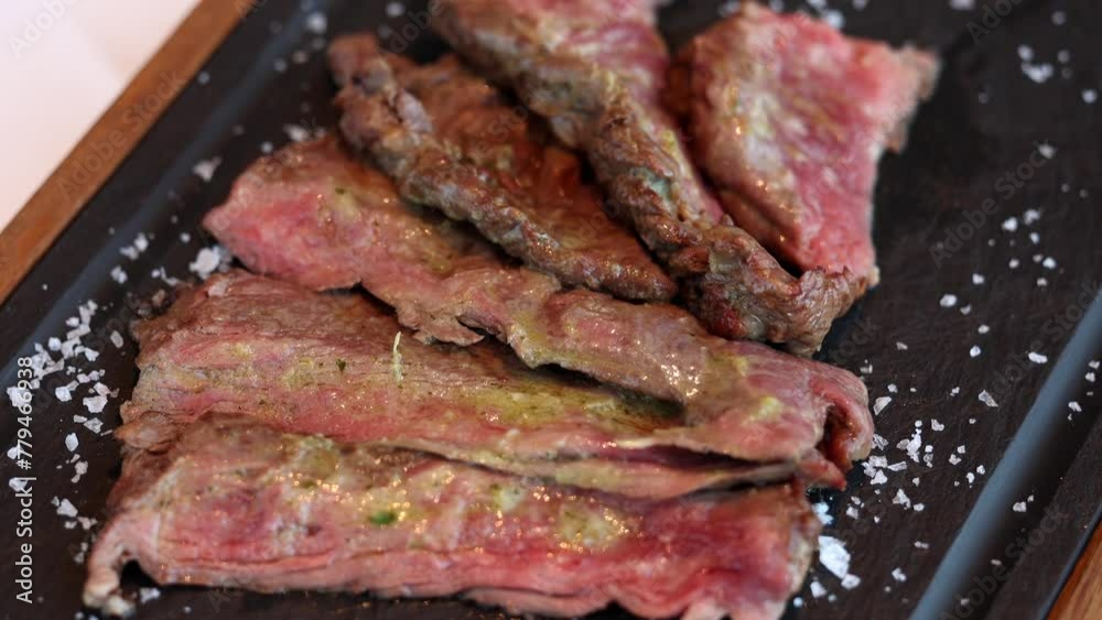 Vidéo Stock Skirts steak top view. Close up 4K video with a delicious ...