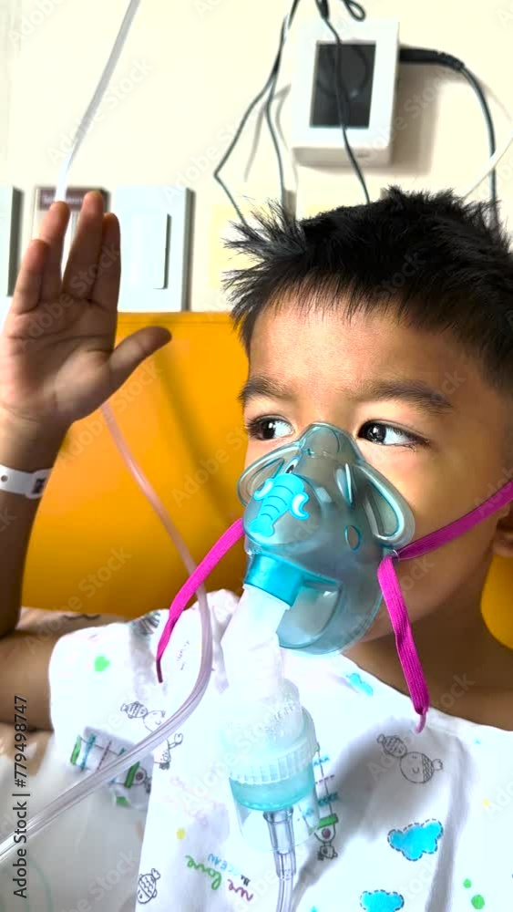 Vídeo do Stock: Asian little kind boy is patient by inhalation therapy ...