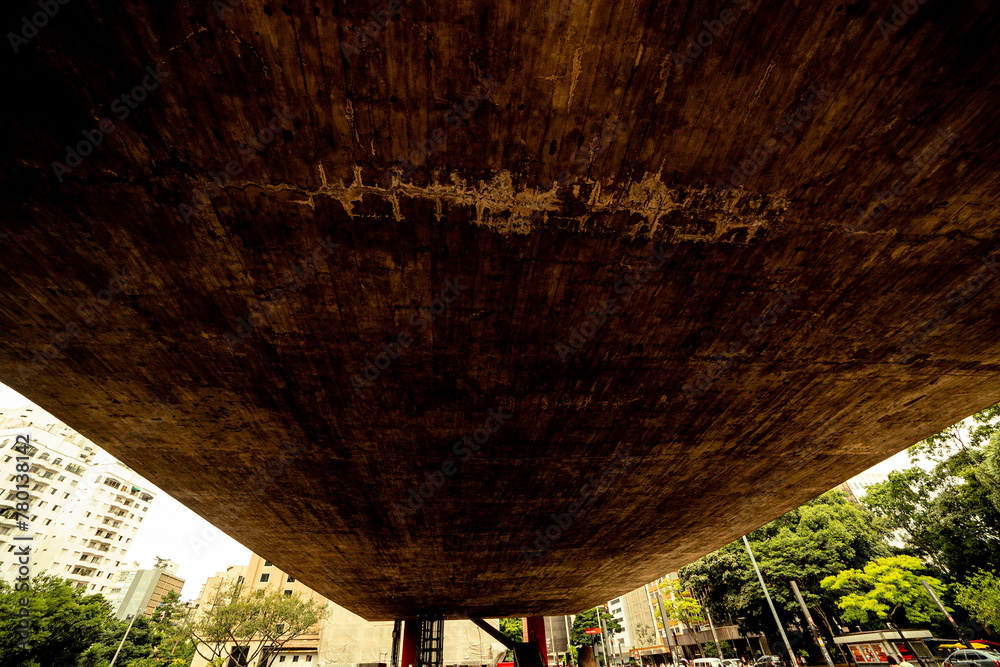 Teto de concreto em vão com prédios e árvores em volta. Stock Photo ...