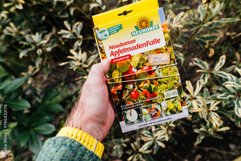 Foto de Paris, France - Mar 9, 2024: A Neudorff apple maggot trap kit ...