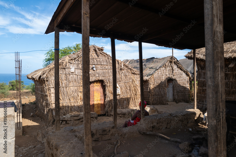 des cases africaines en paille sur l'île de Saint Vincent au Cap Vert ...