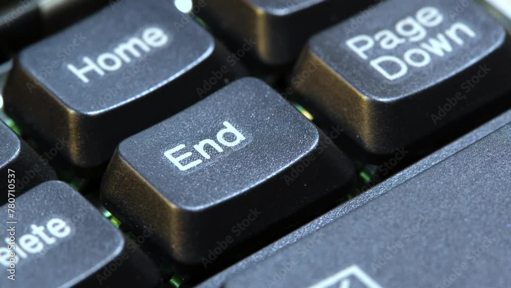 Vidéo Stock Man pressing the End key on a laptop computer keyboard ...