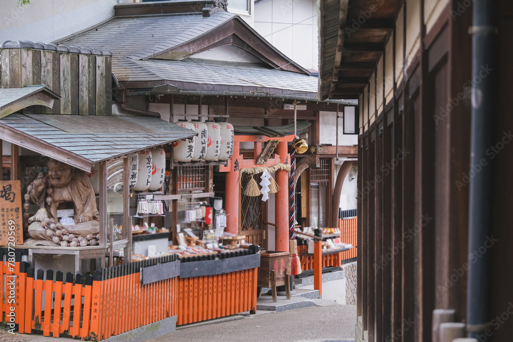 Red pagodas and gates up the mountain in Fushimi Inari-Taisha shinto ...
