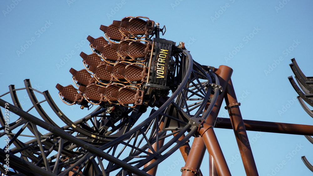 Train of "Voltron Nevera", the world's first roller coaster of its kind ...