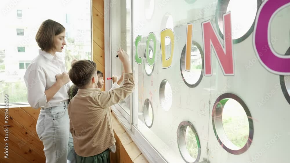 Vidéo Stock Young pretty teacher teaching diverse student drawing in ... Vidéo Stock Young pretty teacher teaching diverse student drawing in ...