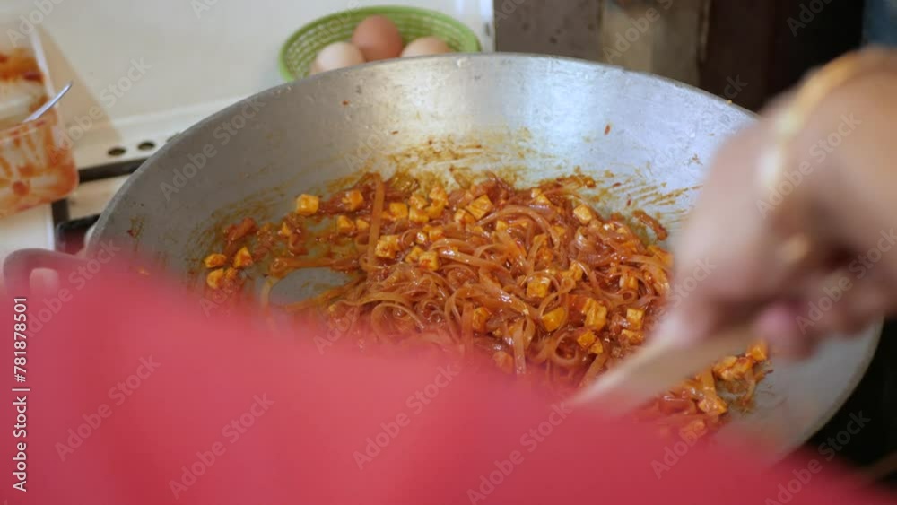 Vidéo Stock POV while cooking fry Pad Thai in kitchen. Famous street food of thailand | Adobe Stock