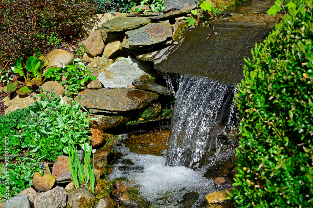 kaskada wodna w ogrodzie, strumień w ogrodzie, kamienna sadzawka ...