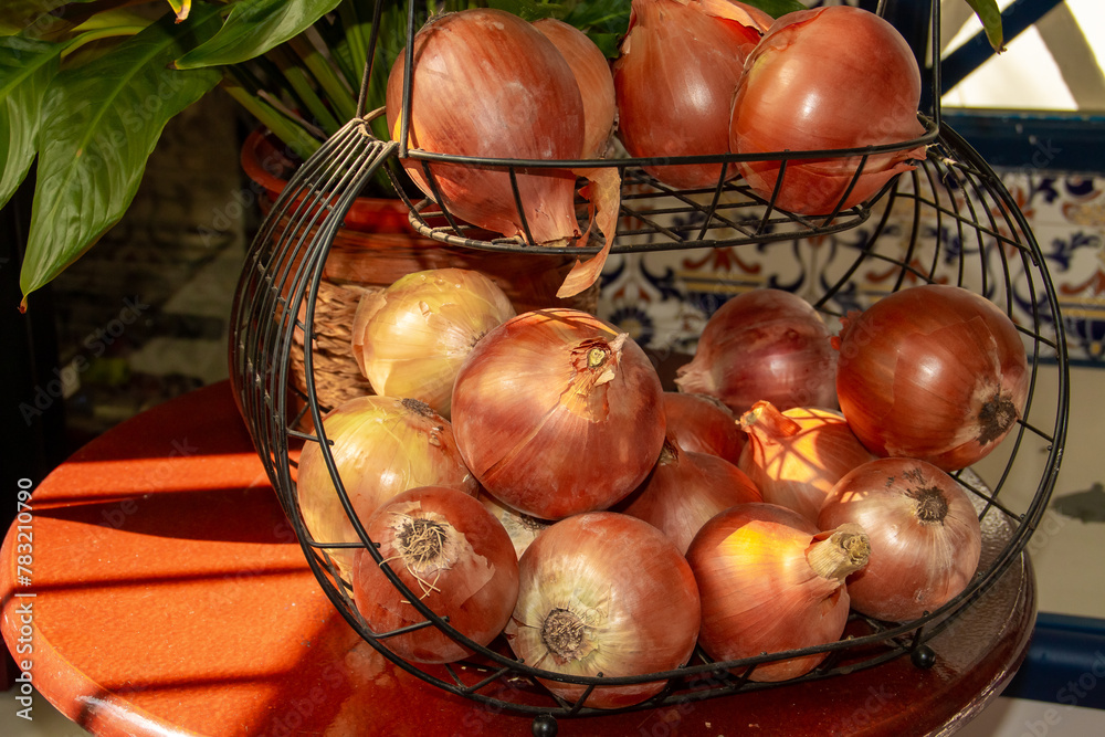 Bodegón de cebollas presentadas en un bar. Cebollas en una cesta ...