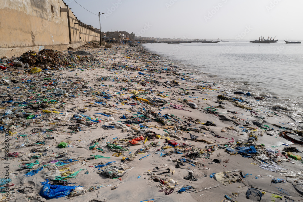 une plage polluée dans le quartier de Hahn pêcheur à Dakar au Sénégal ...