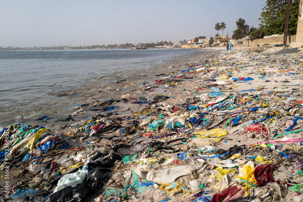 une plage polluée dans le quartier de Hahn pêcheur à Dakar au Sénégal ...