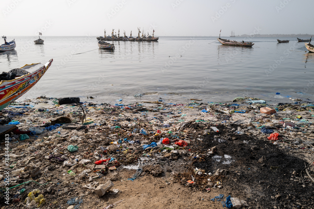 Foto de une plage polluée dans le quartier de Hahn pêcheur à Dakar au ...