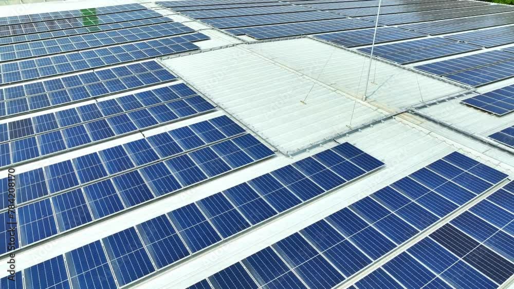 Vidéo Stock From above, a metropolis rooftop blooms with azure solar ...