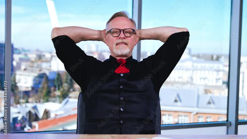 Vidéo Stock Man having a break from work in the office. Smiling ...