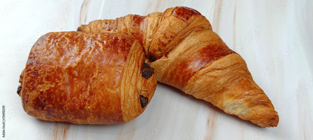 croissant et pain au chocolat, en gros plan, sur une table Stock Photo ...