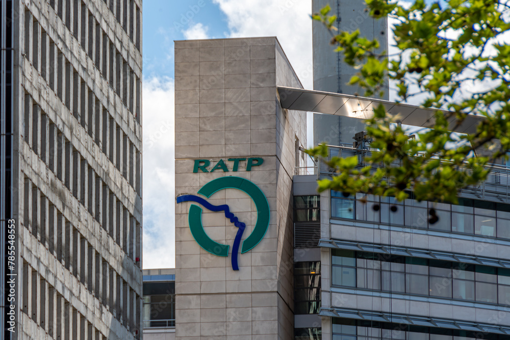 Paris, France - 15 avril 2024: Enseigne sur le siège social de la RATP ...