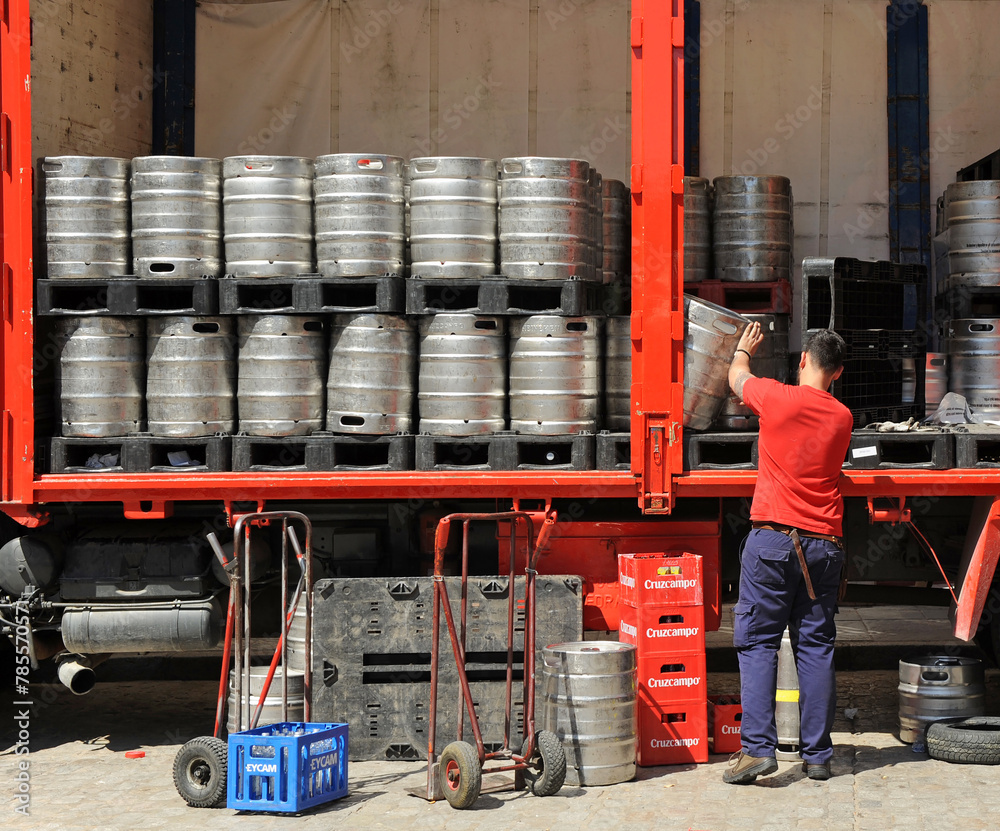 Repartidor de cerveza Cruzcampo. Camión de reparto de barriles y cajas ...