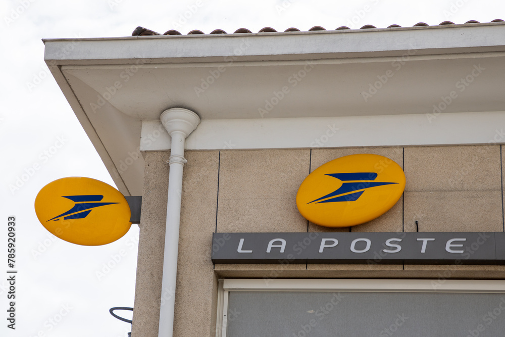 Foto de La Poste logo text and brand sign front of entrance agency ...