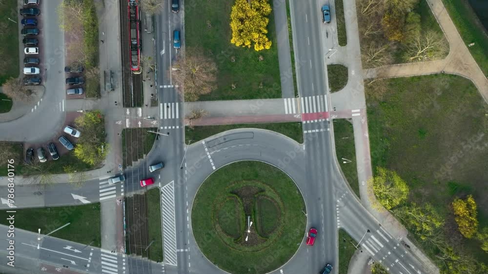 Vidéo Stock Overhead view of a roundabout intersection with vehicles in ...