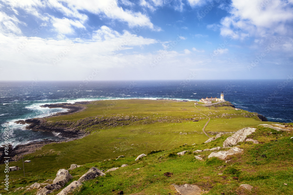 Fotografia do Stock: Phare de Neist Point sur une falaise par temps ...