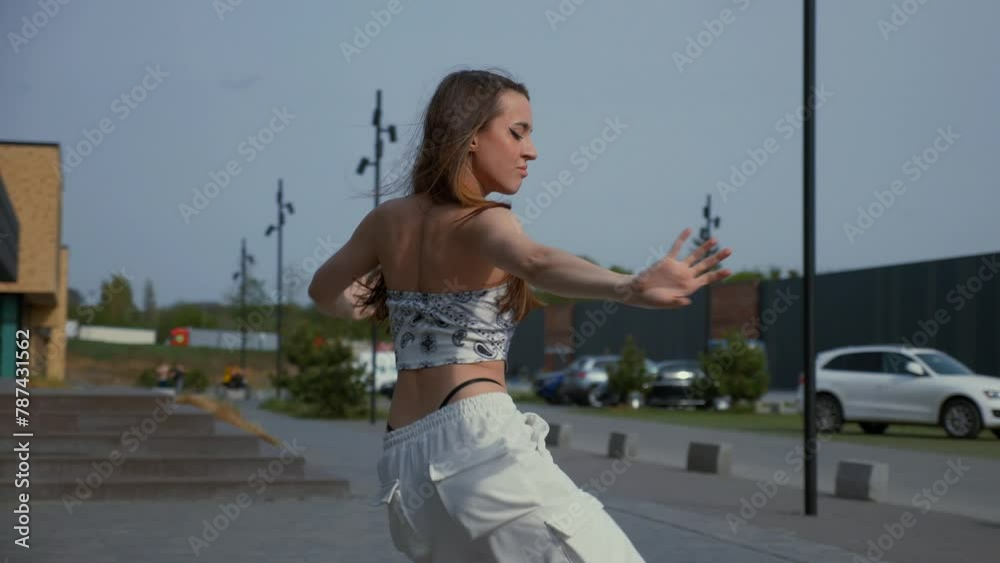Vidéo Stock Woman gracefully dancing in high heels in front of urban ...