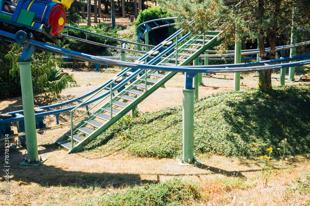 Manège à sensation. Petit train dans un parc d'attraction. Manège à ...